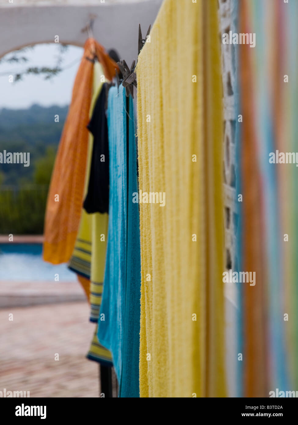 Holiday towels drying in the sun by a swimming pool Stock Photo - Alamy