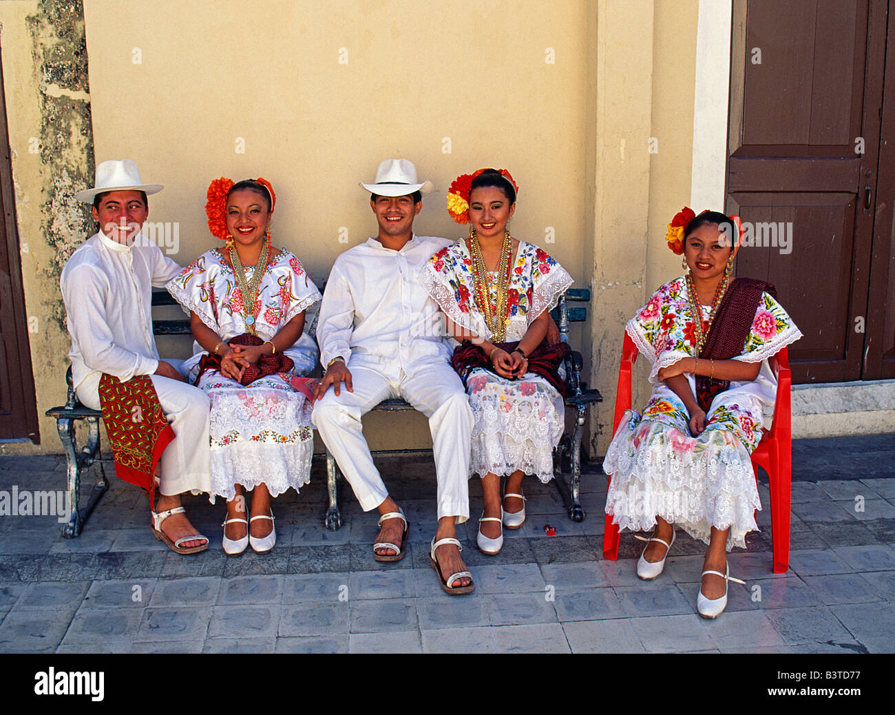 Indigenous mexico traditional attire hi-res stock photography and ...