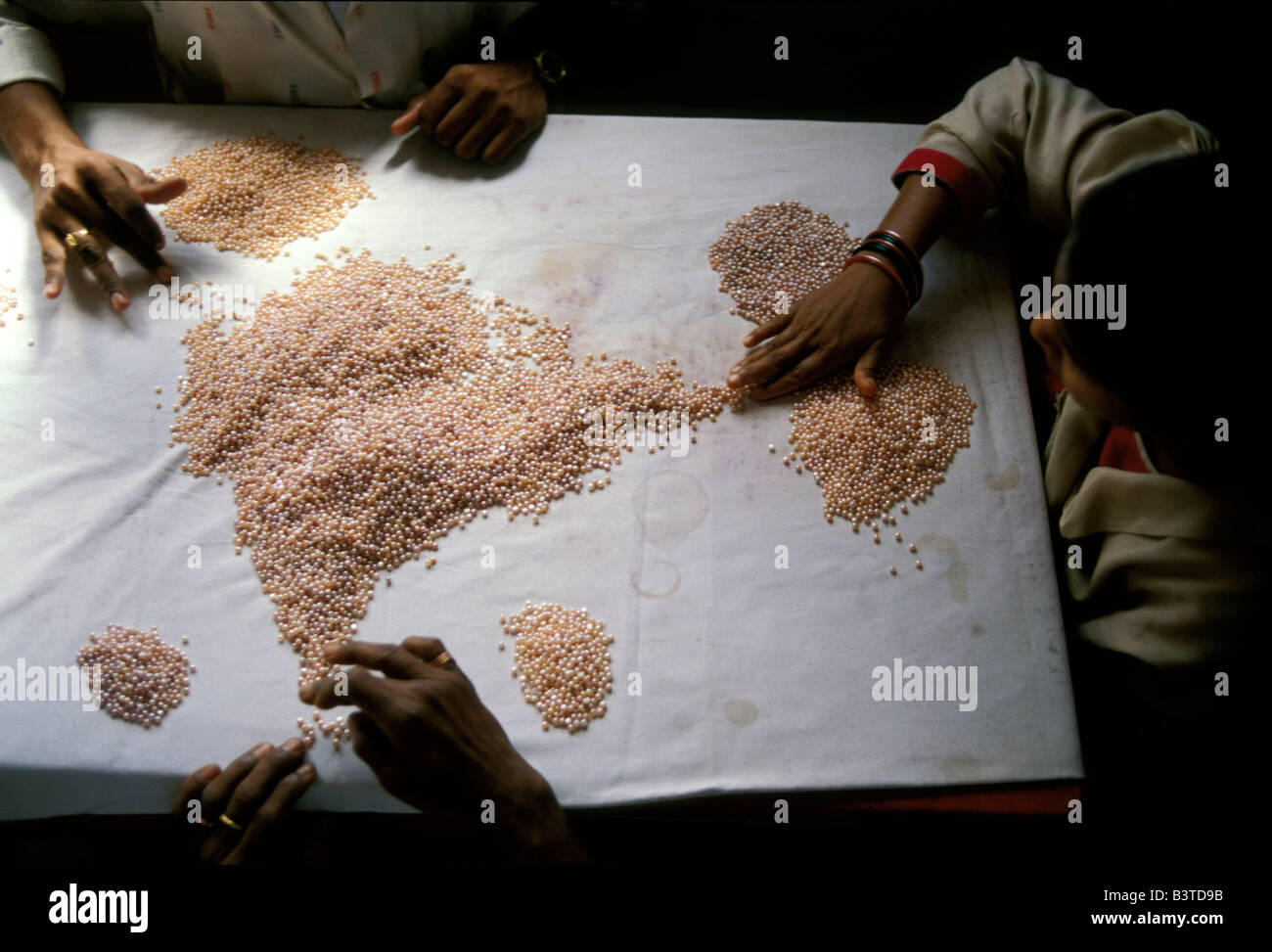 Asia, India, Hyderabad. Sorting pearls Stock Photo - Alamy