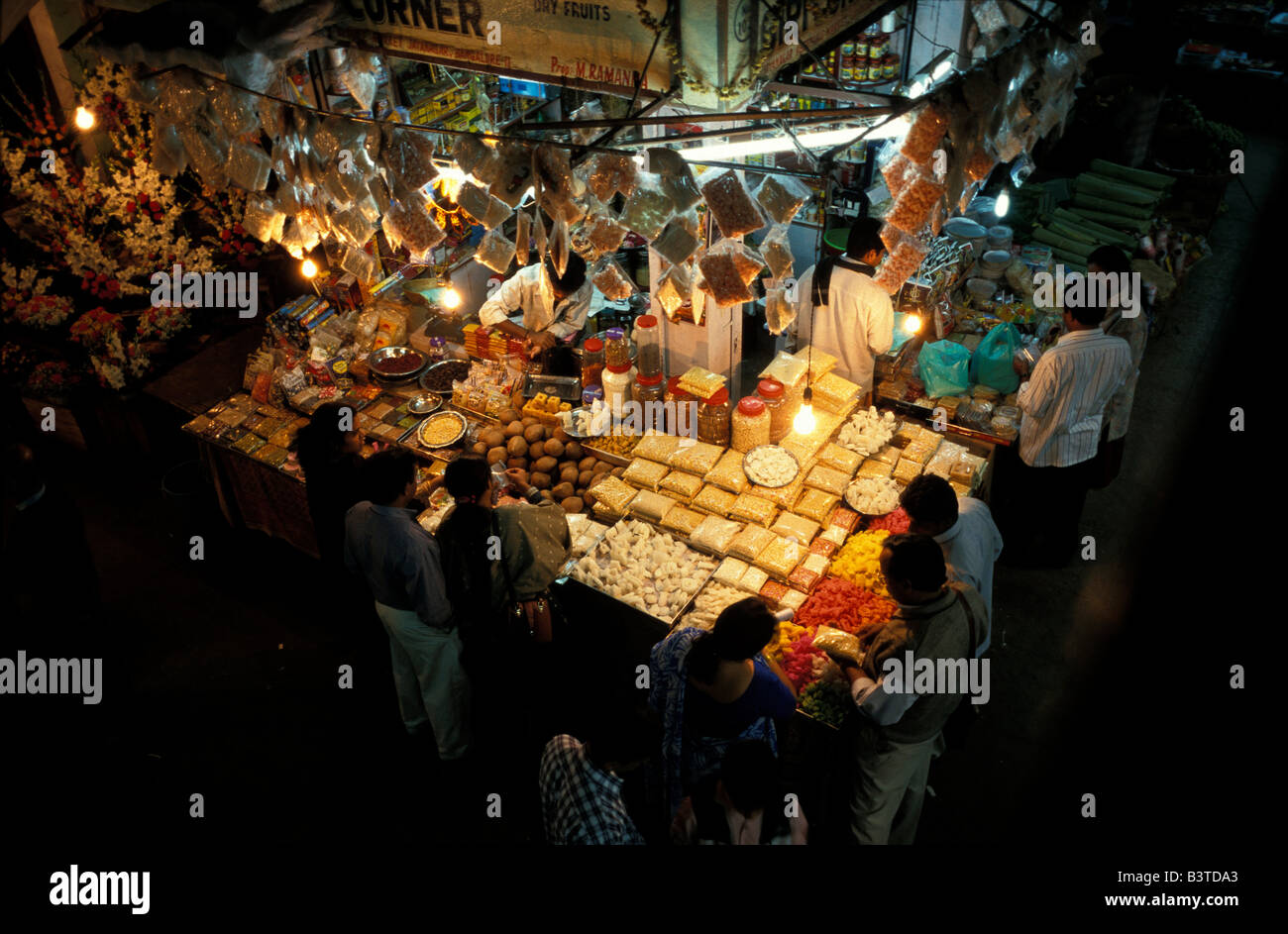 India middle class shopping hi-res stock photography and images - Alamy