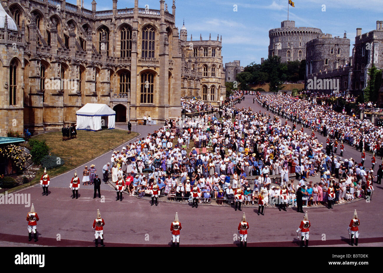 England, London, Windsor Castle. The Household cavalry line the ...