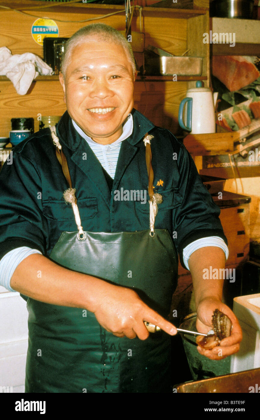 Japan, Tokyo. Tsukiji Fish Market, shellfish vendor Stock Photo - Alamy