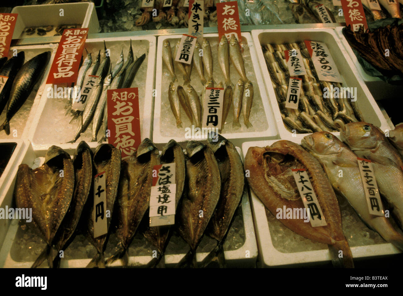 Japan, Kyoto. Seafood stand, Nishiki Market Stock Photo - Alamy