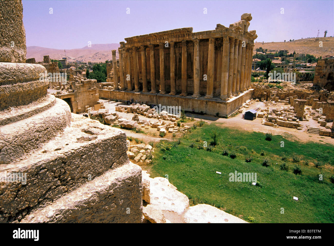 Ancient roman building crane hi-res stock photography and images - Alamy