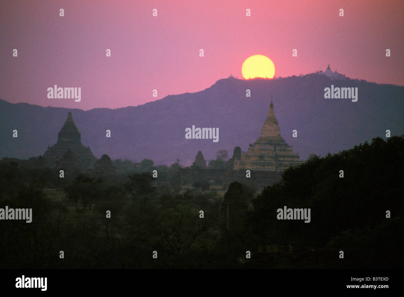 Pink sunset bagan hi-res stock photography and images - Alamy
