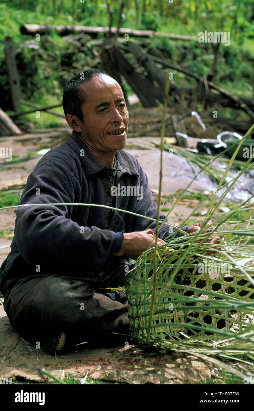Man weave basket hi-res stock photography and images - Alamy
