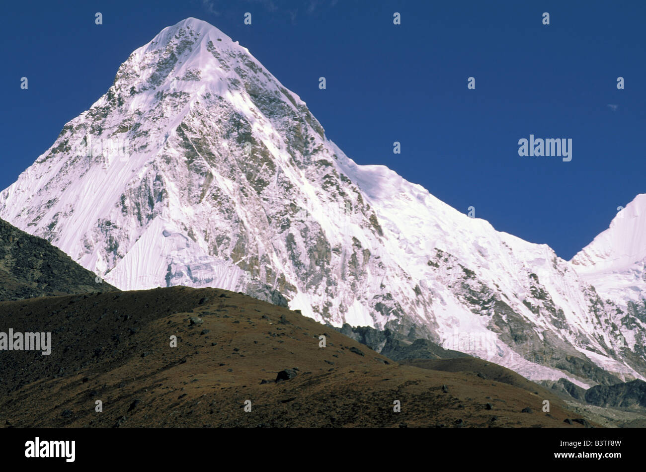 Pumori mt hi-res stock photography and images - Alamy