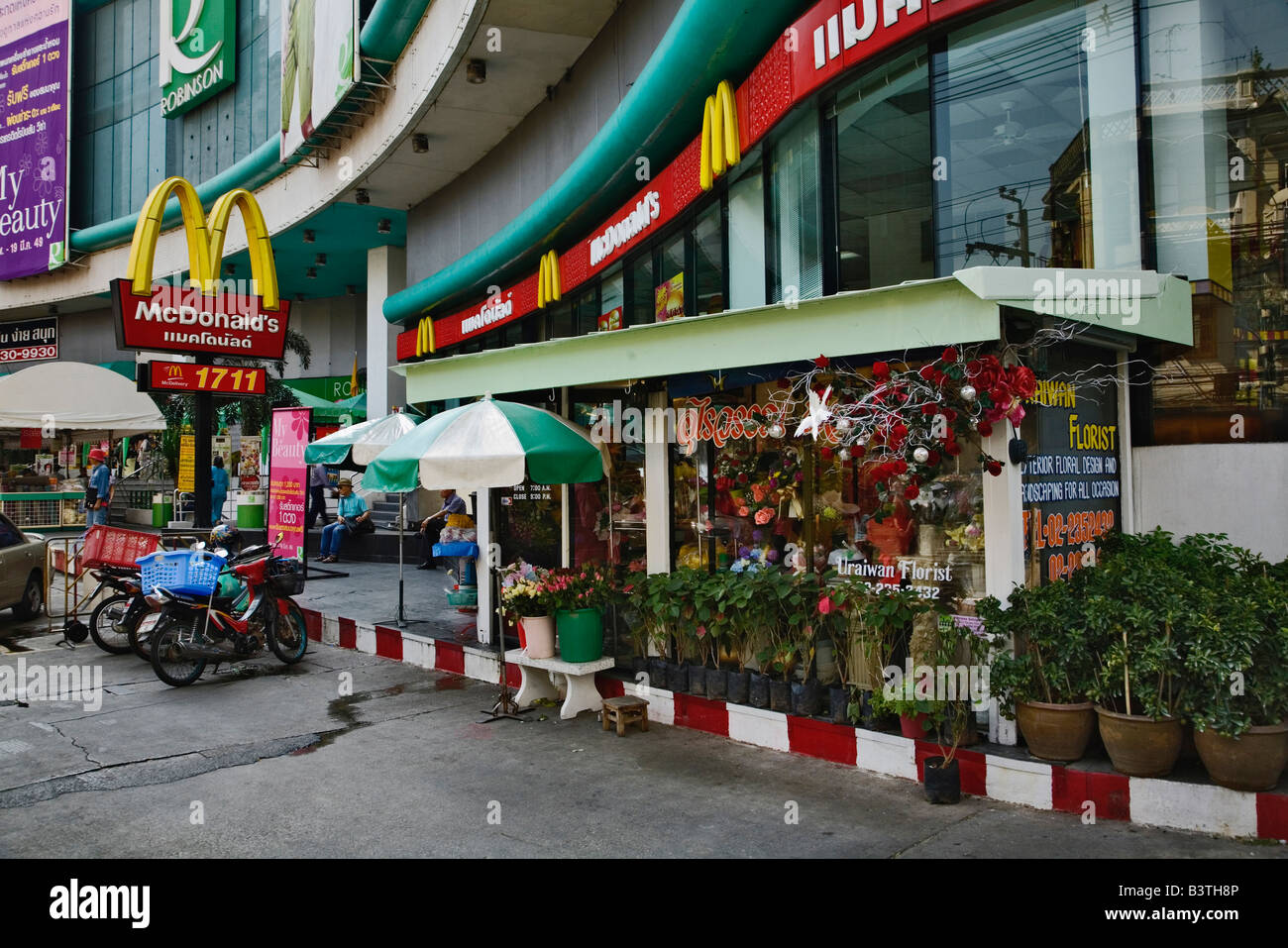 Mcdonalds bangkok restaurant mcdonalds hi-res stock photography and ...