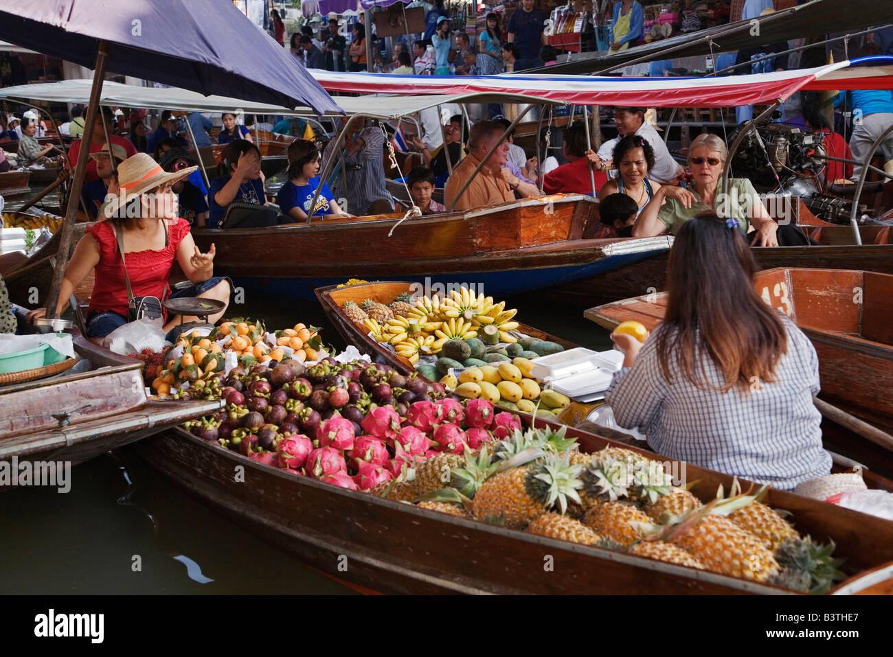 Busy Damnoen Saduak Floating Market, Damnoen Saduak, Thailand Stock ...