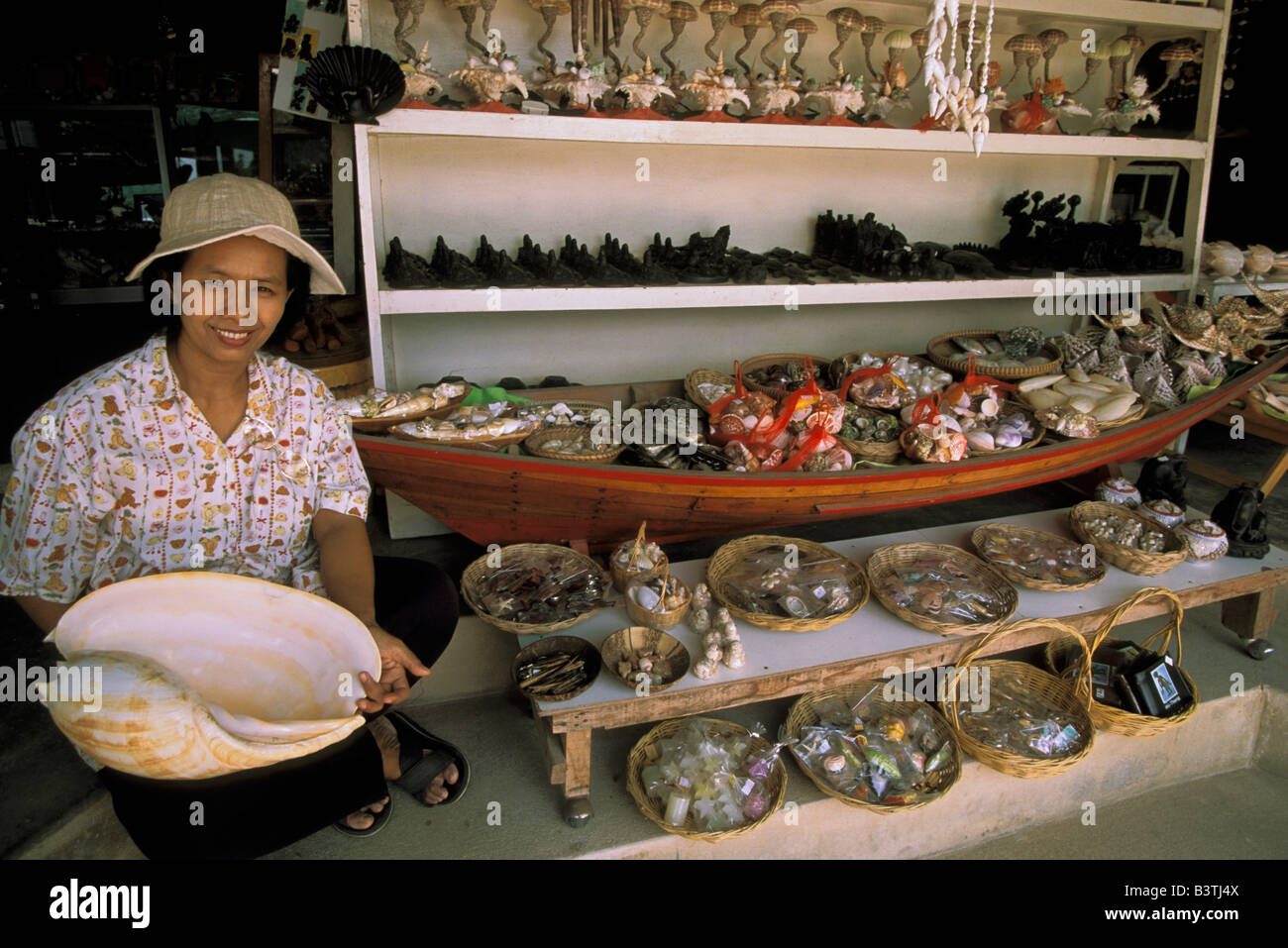 Thailand, Koh Samui Island. Shell vendor Stock Photo - Alamy