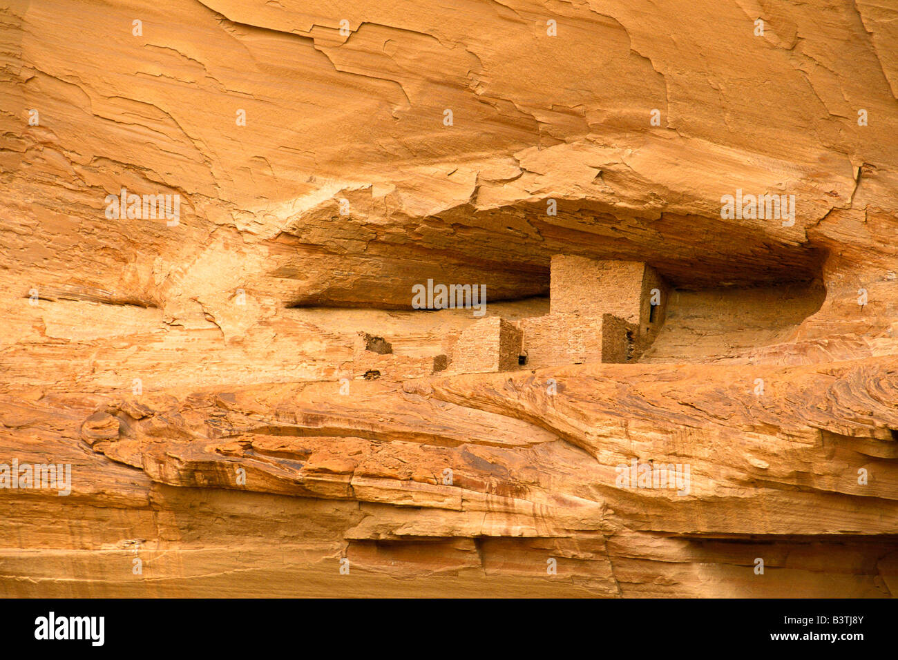 native american cliff dwelling in Canyon de Chelly National Monument ...