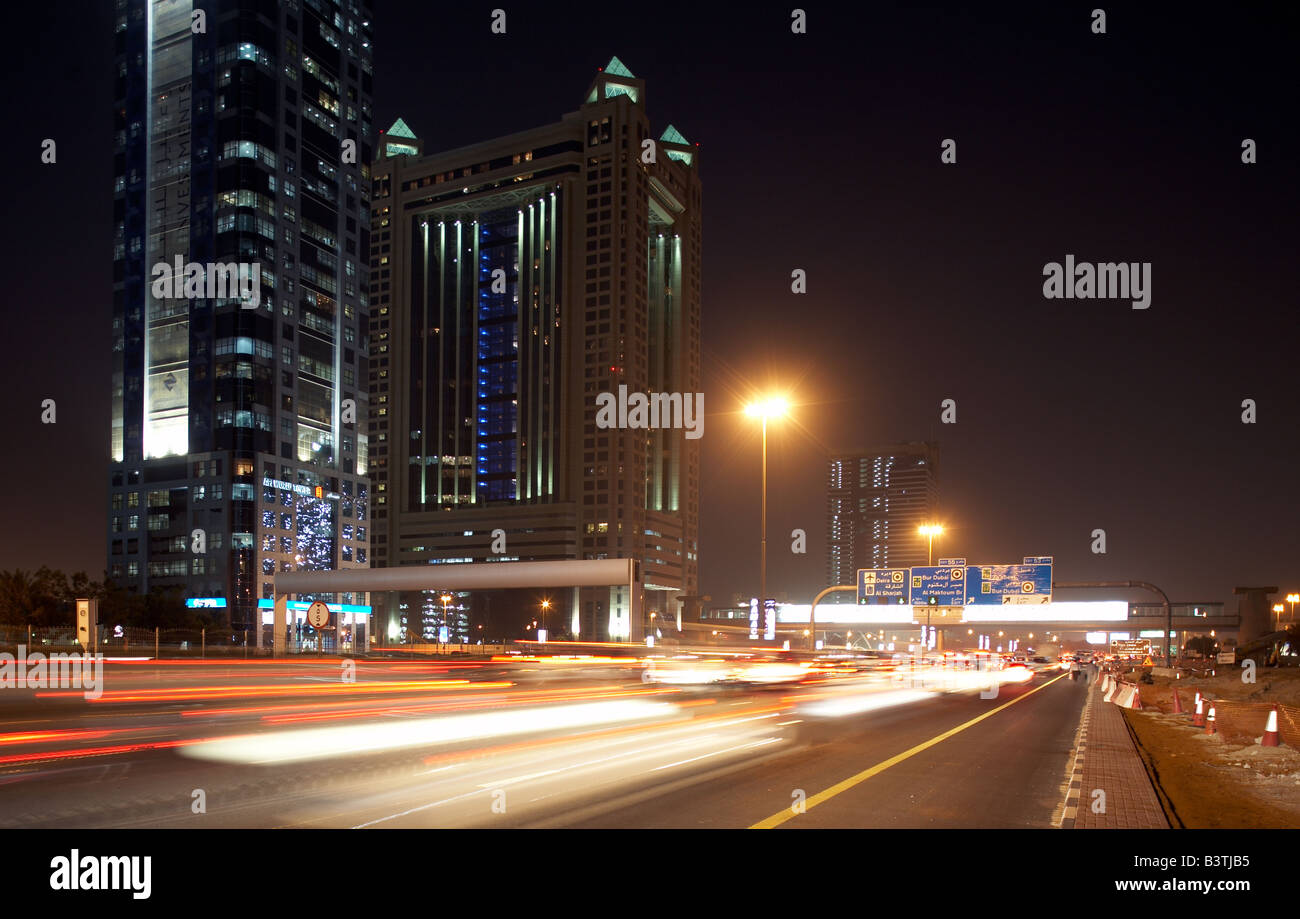 Sheikh Zayed Road at nighttime API World Tower und Fairmont Hotel auf ...