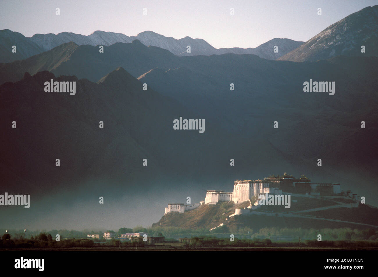 Tibet, Lhasa. Polata Palace Stock Photo - Alamy