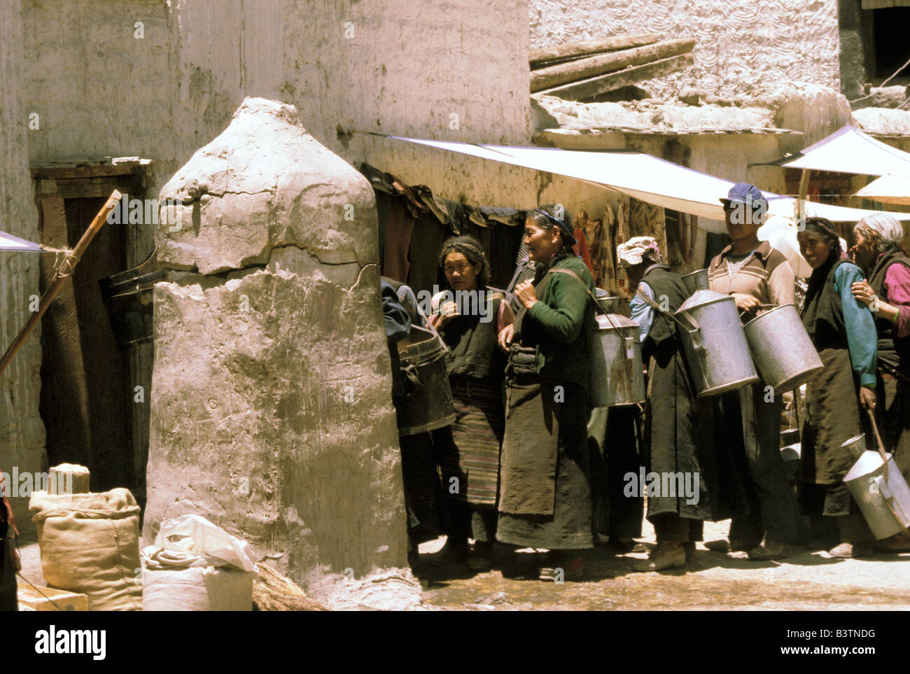 China tibet poverty hi-res stock photography and images - Alamy