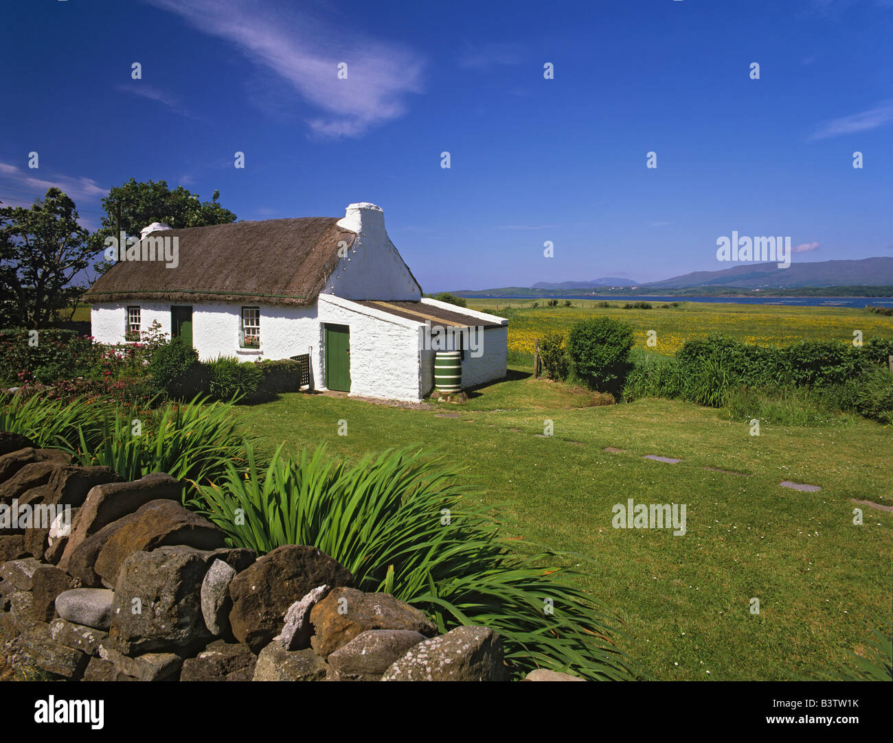 Ireland thatched cottage hi-res stock photography and images - Alamy