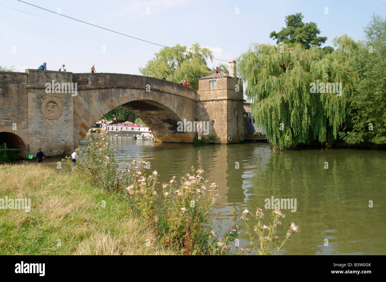 Halfpenny bridge thames hi-res stock photography and images - Alamy