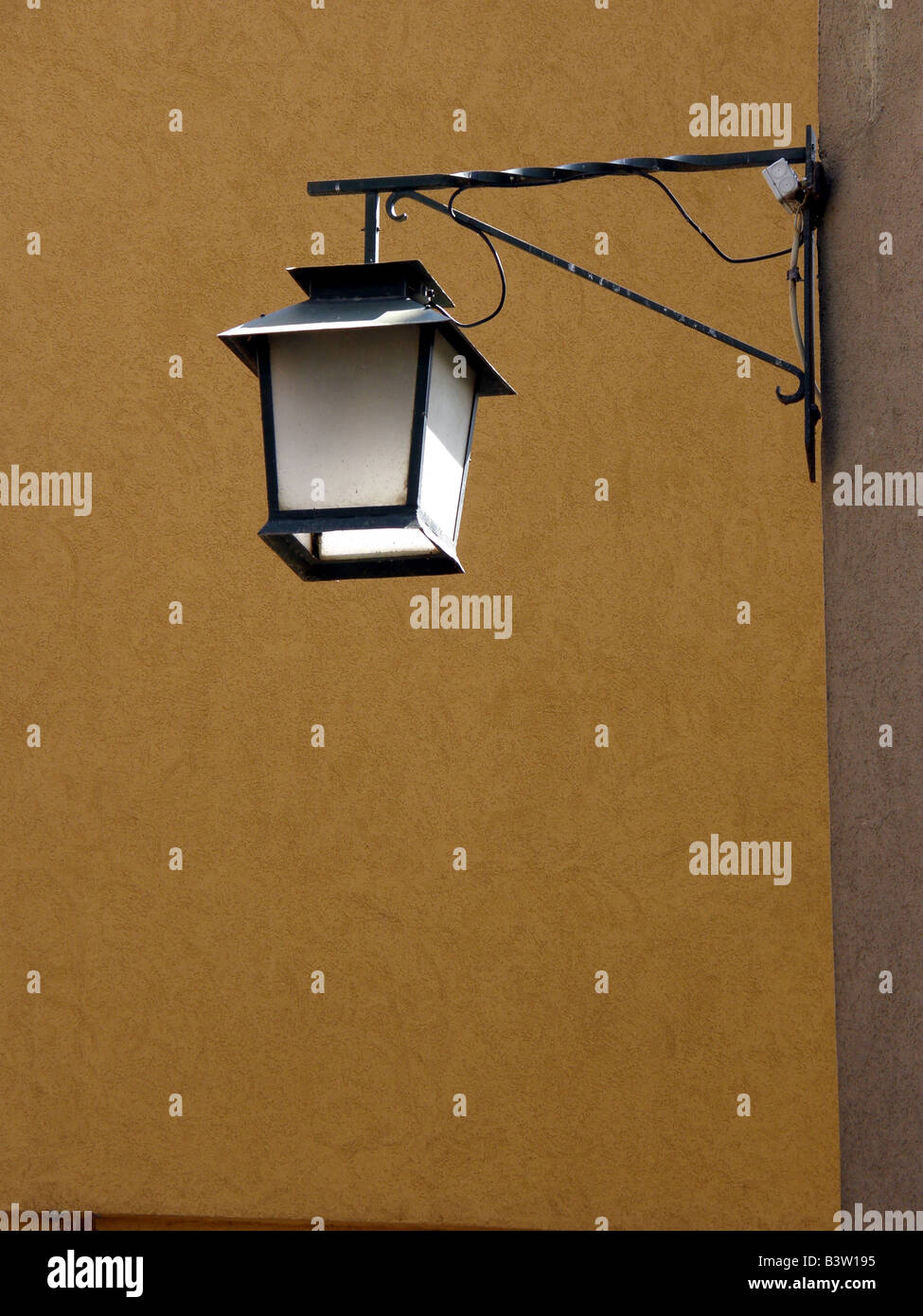 Corner street light bracket hi-res stock photography and images - Alamy