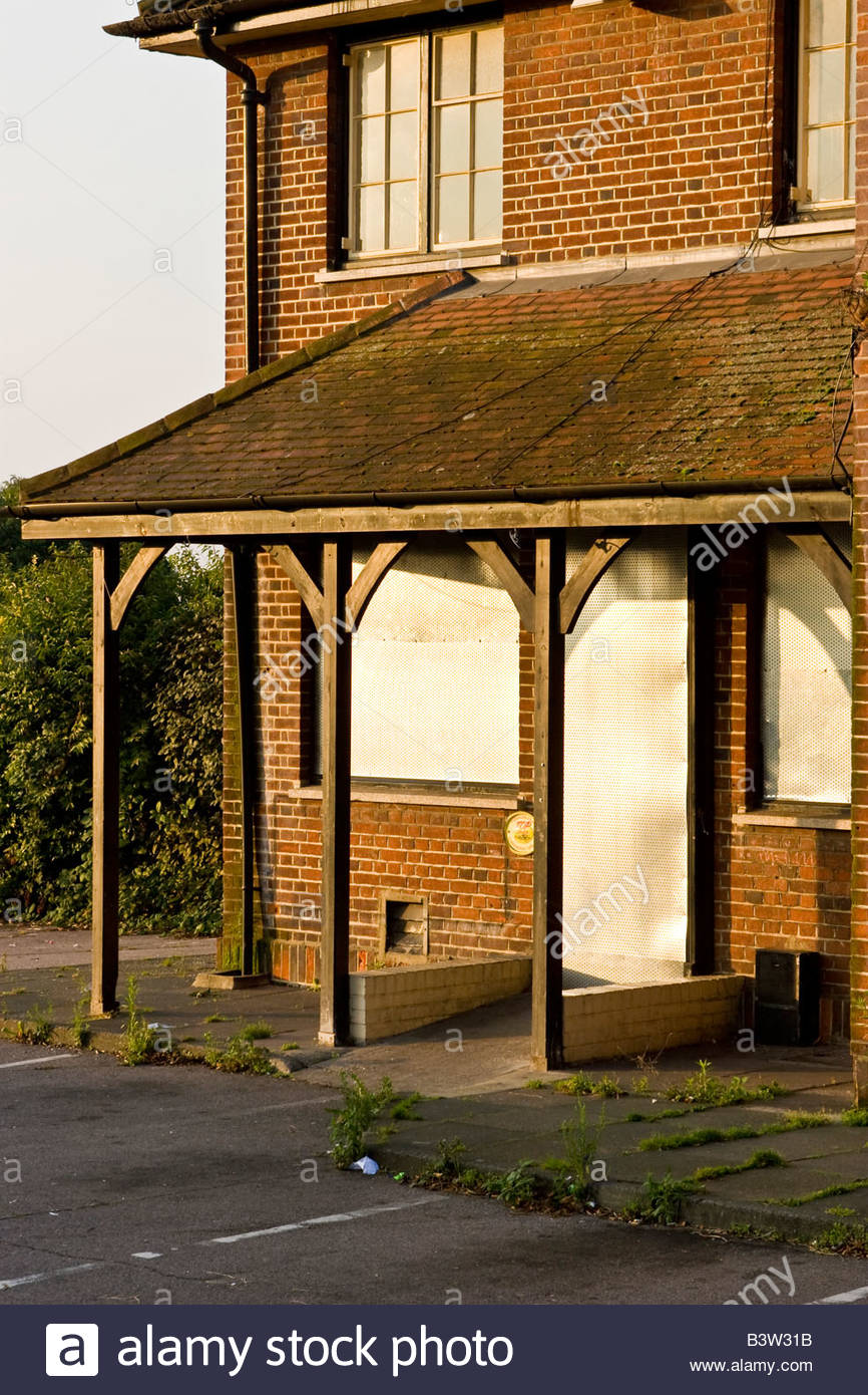 Closed Pubs Uk High Resolution Stock Photography and Images - Alamy