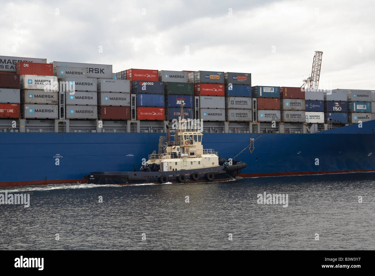 Tug mooring container ship hi-res stock photography and images - Alamy