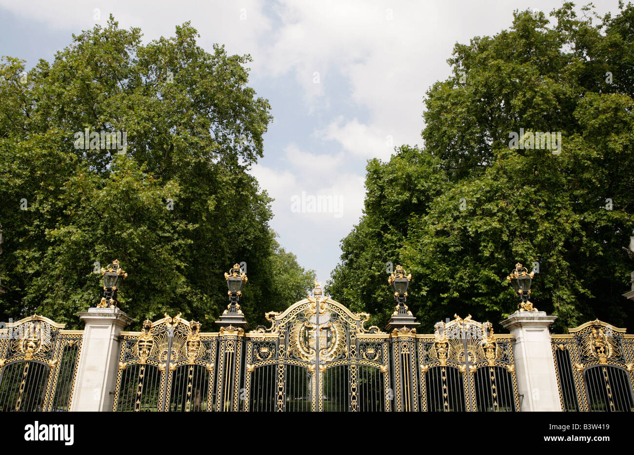 Canada Gate outside Buckingham Palace and Green Park, London, England ...