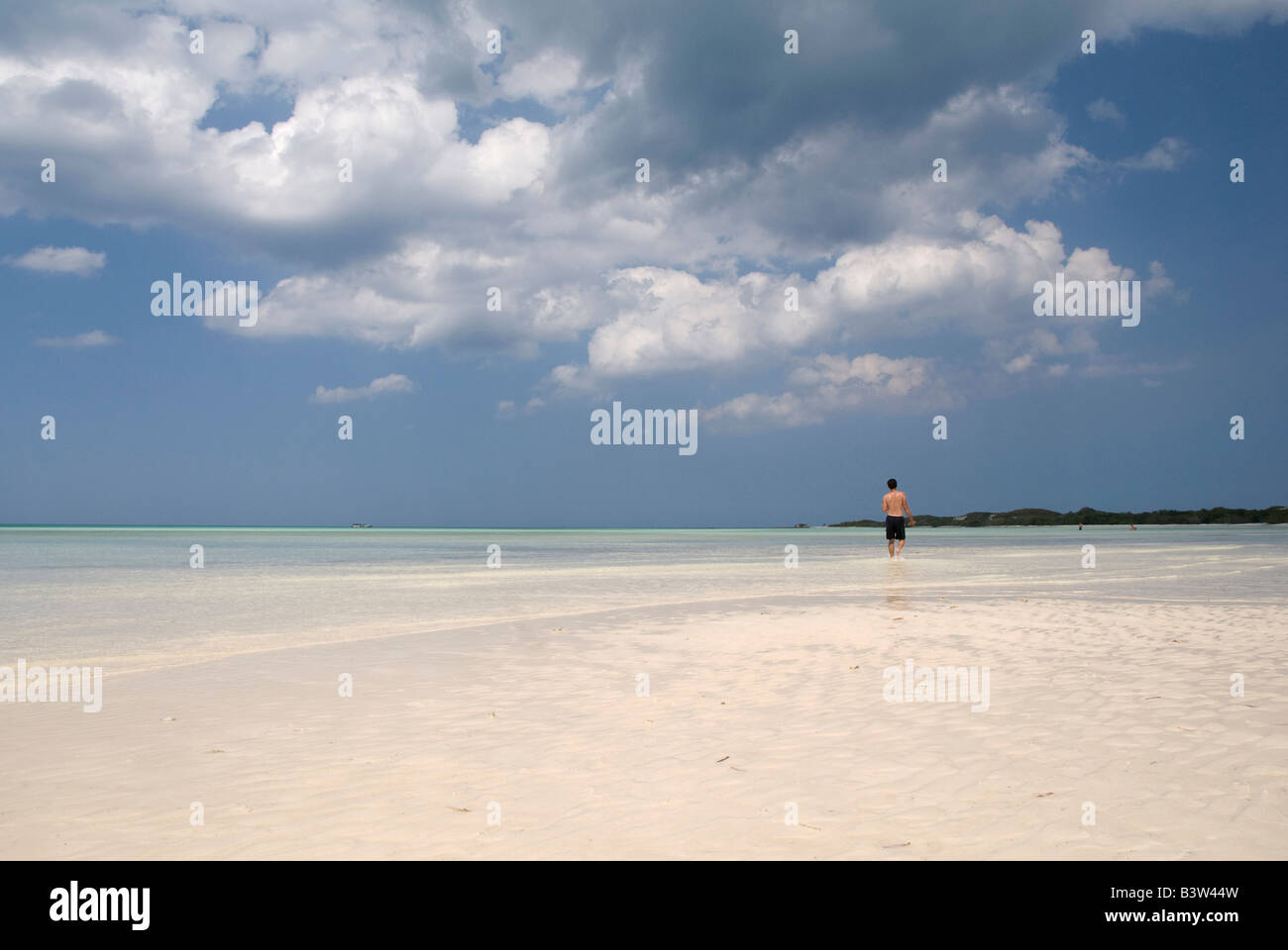 Empty beach beaches hi-res stock photography and images - Alamy
