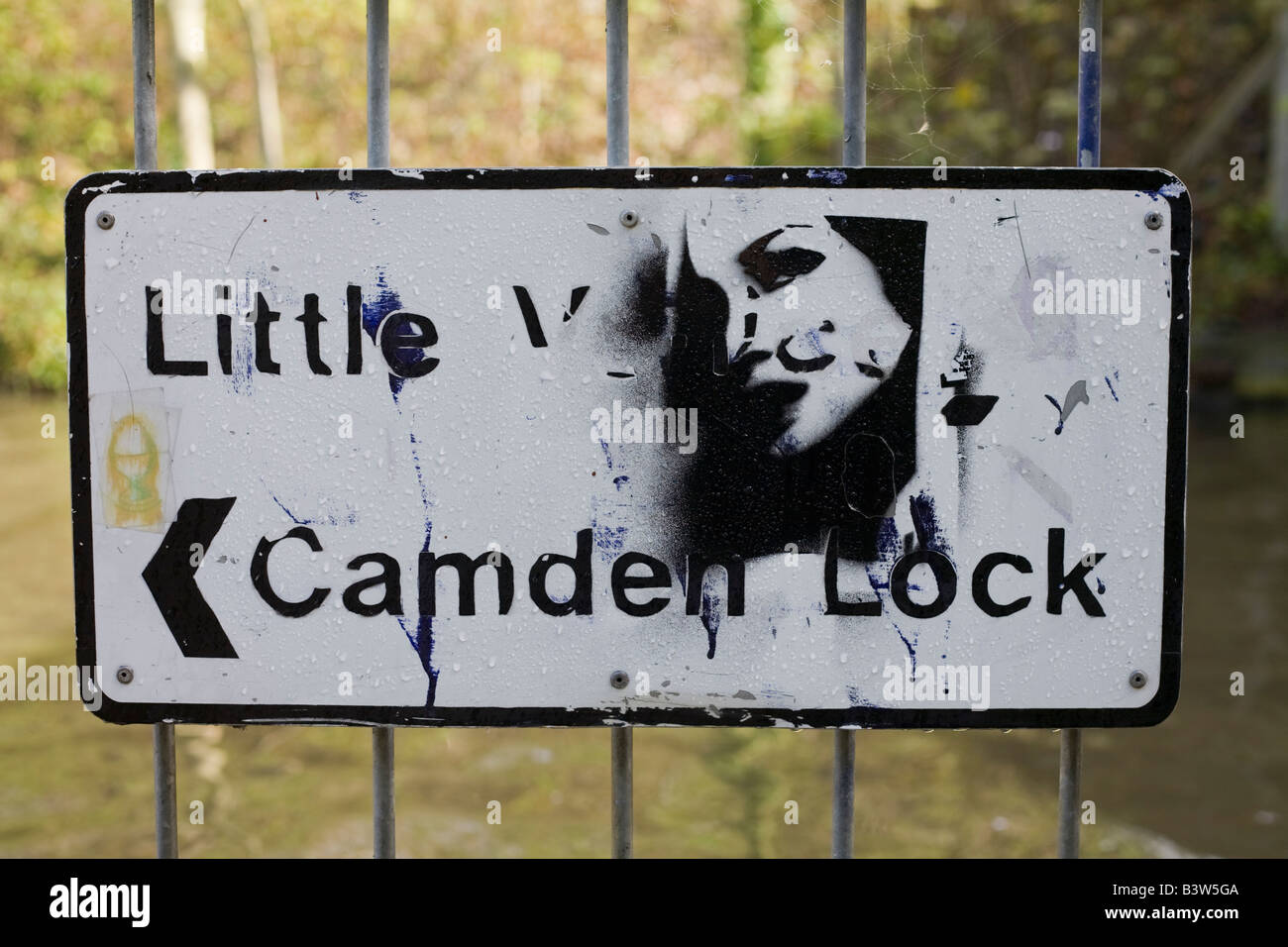 Directions to Camden Lock on the Grand Union Canal tow path, London ...