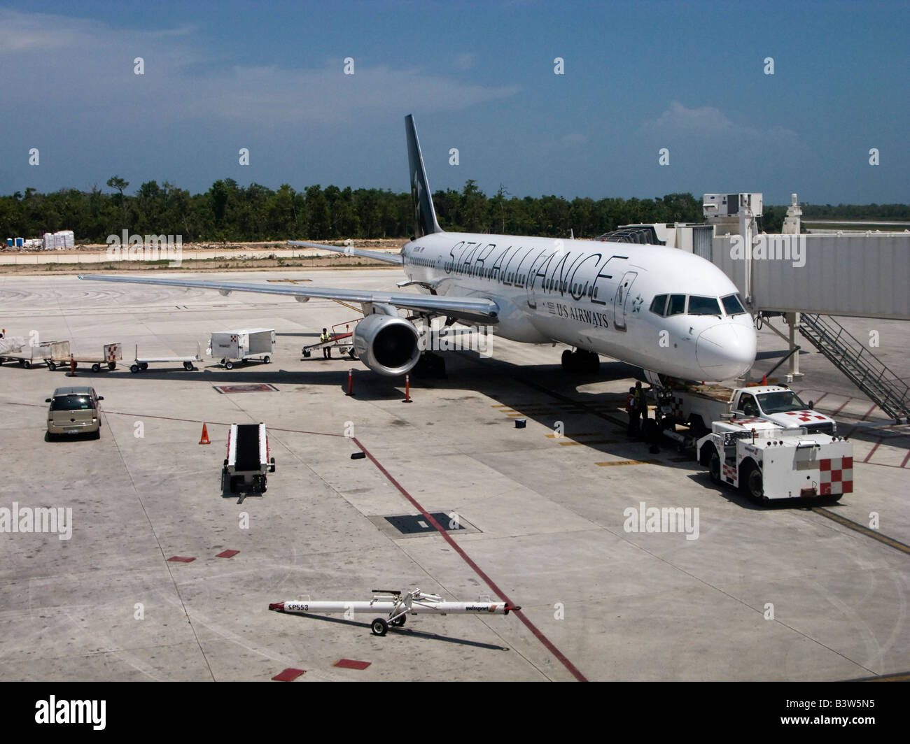 Star Alliance jet at Jetway in Cancun Stock Photo - Alamy