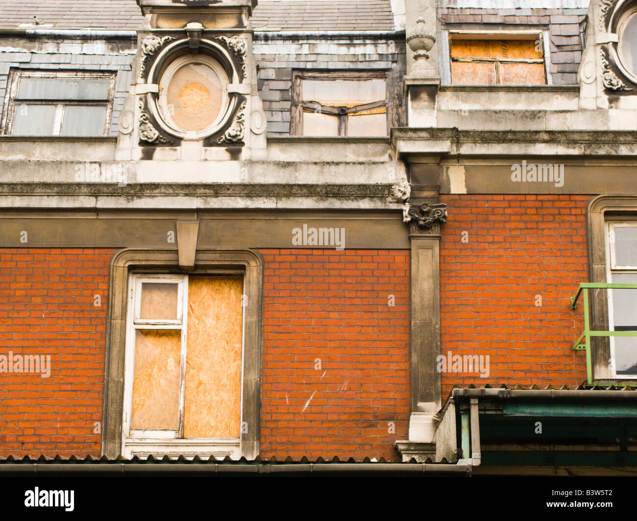 Boarded-up windows at London's Smithfield Market Stock Photo - Alamy