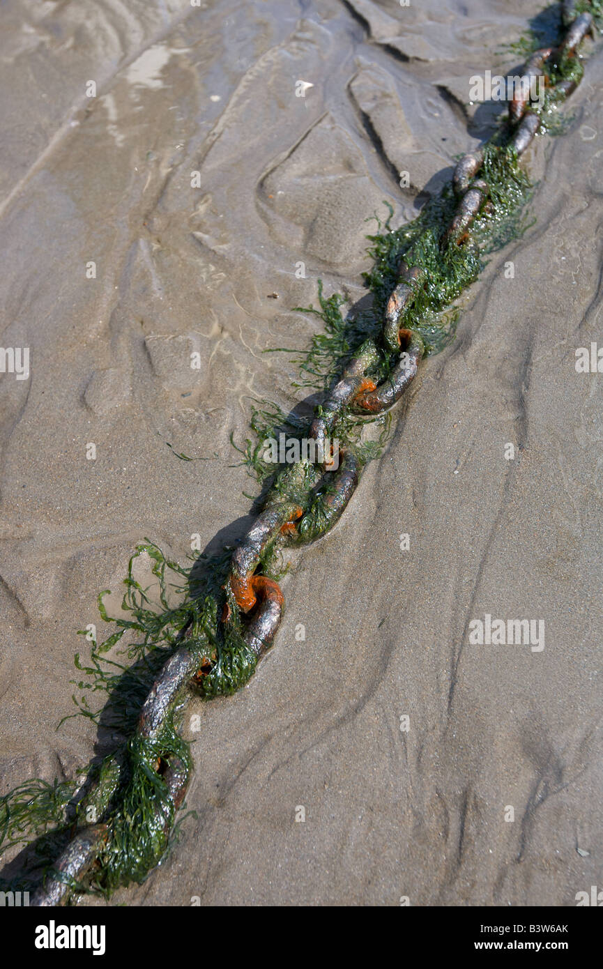 Mooring chain in quay Stock Photo - Alamy
