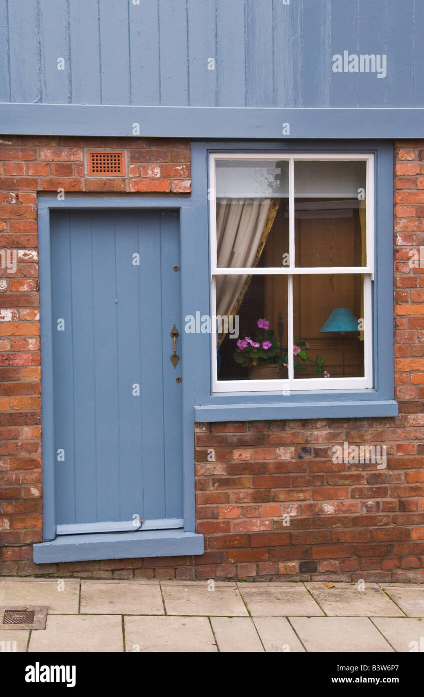 English cottage style terraced housing hi-res stock photography and ...