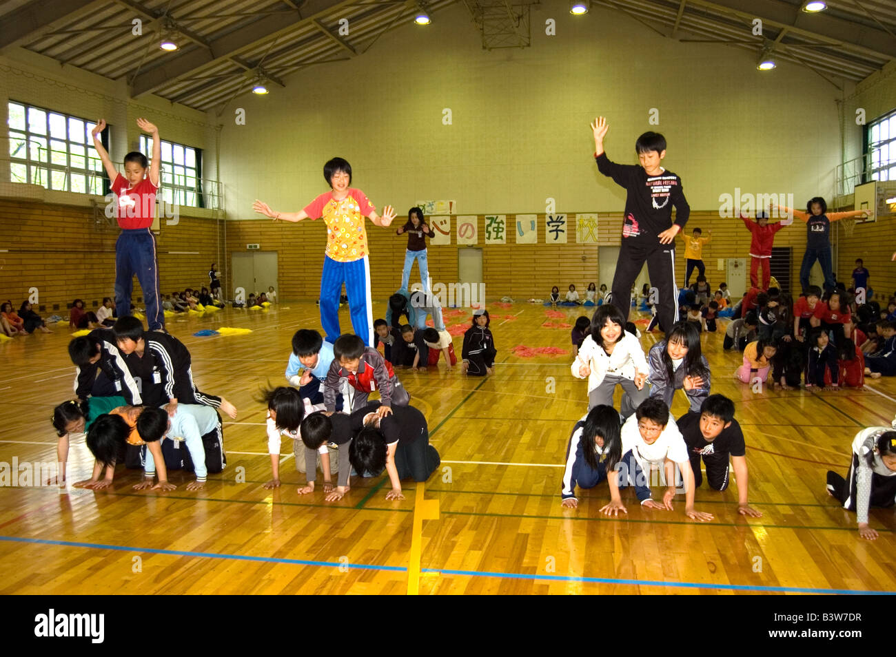 Japanese elementary school students perform in a gymnasium Stock Photo ...
