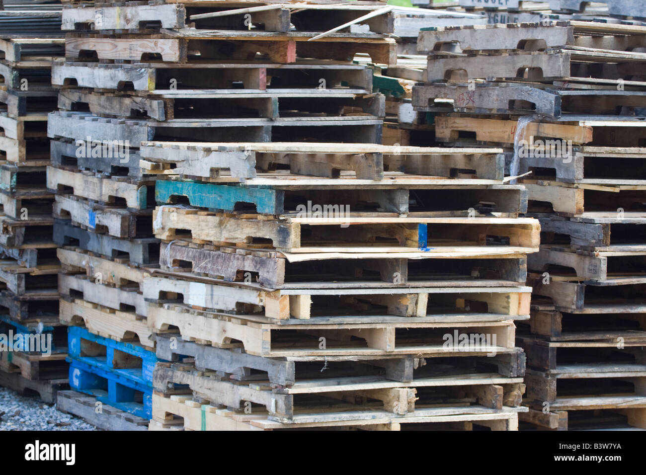 Recycled pallet hi-res stock photography and images - Alamy