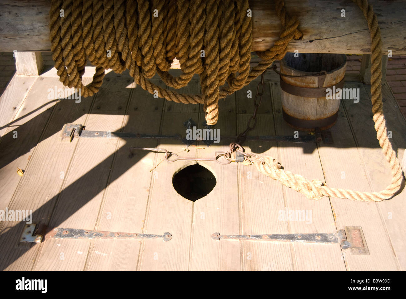 Well rope and pulley hi-res stock photography and images - Alamy