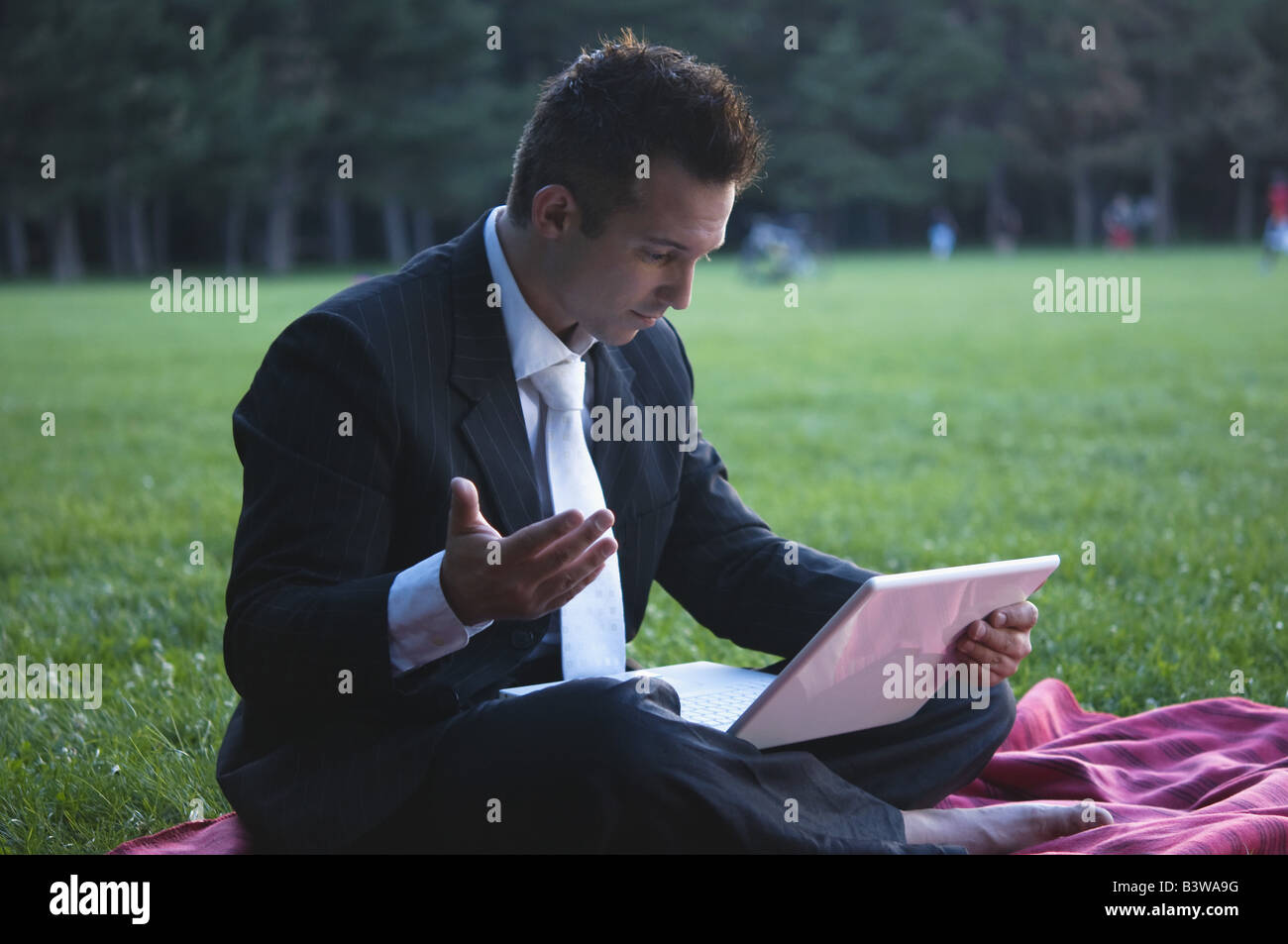 Geschäftsmann draußen hi-res stock photography and images - Alamy