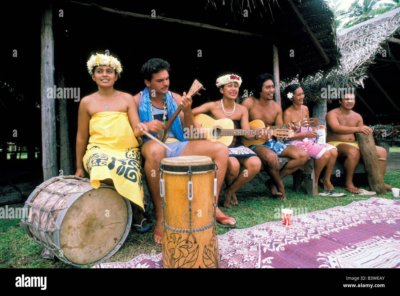 Oceania, French Polynesia, Raiatea. Native musicians Stock Photo - Alamy