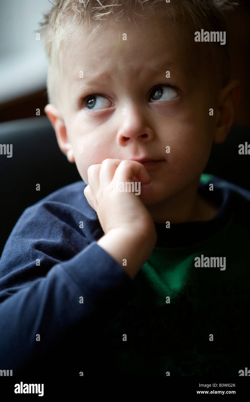 A young boy looking up Stock Photo - Alamy