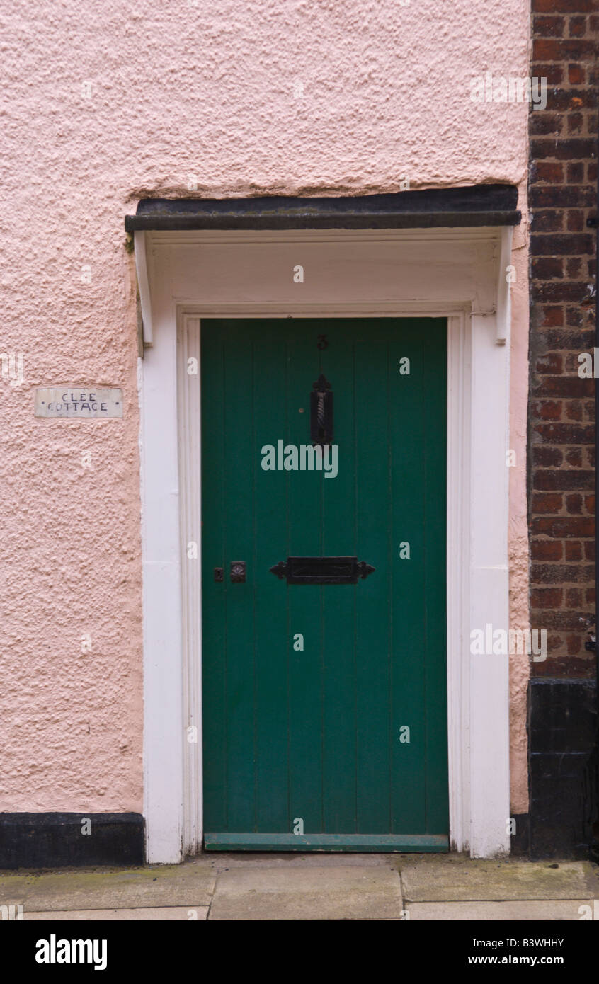 English cottage style terraced housing hi-res stock photography and ...