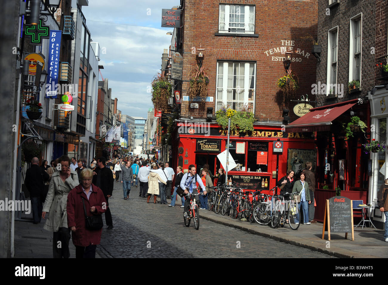 Dublin tourist centre hi-res stock photography and images - Alamy