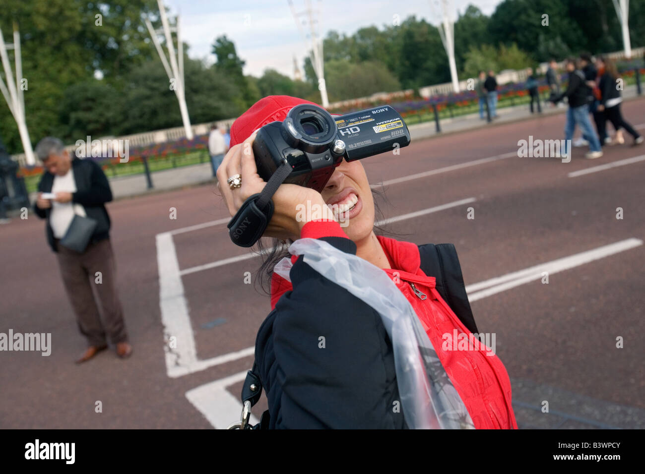a tourist using video camera outside Buckingham Palace, London Stock ...