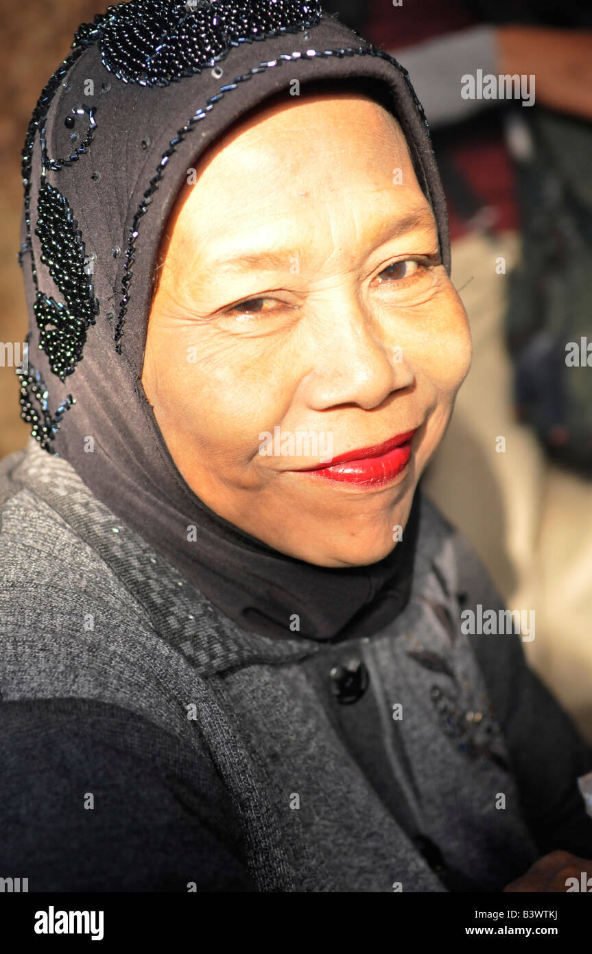 happy muslim market trader , ubud morning fresh produce market , ubud ...