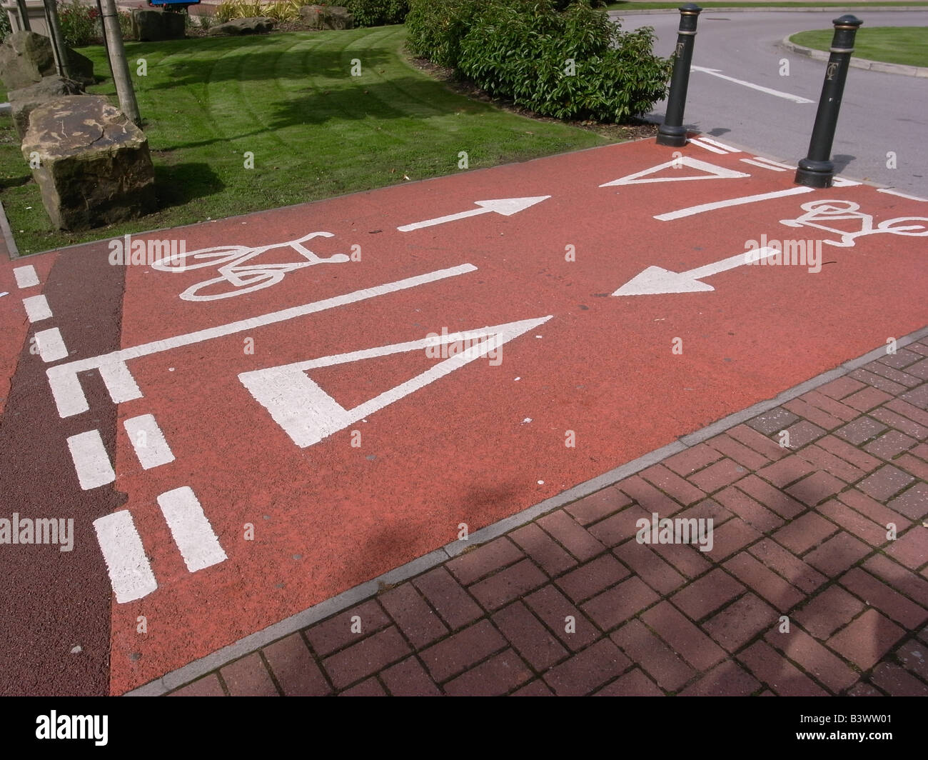 Close up of a give way and cycle lane sign Stock Photo - Alamy