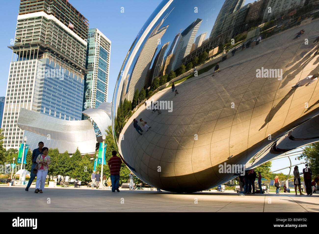 The Bean, also known as the Cloud Gate, located in Millennium Park ...