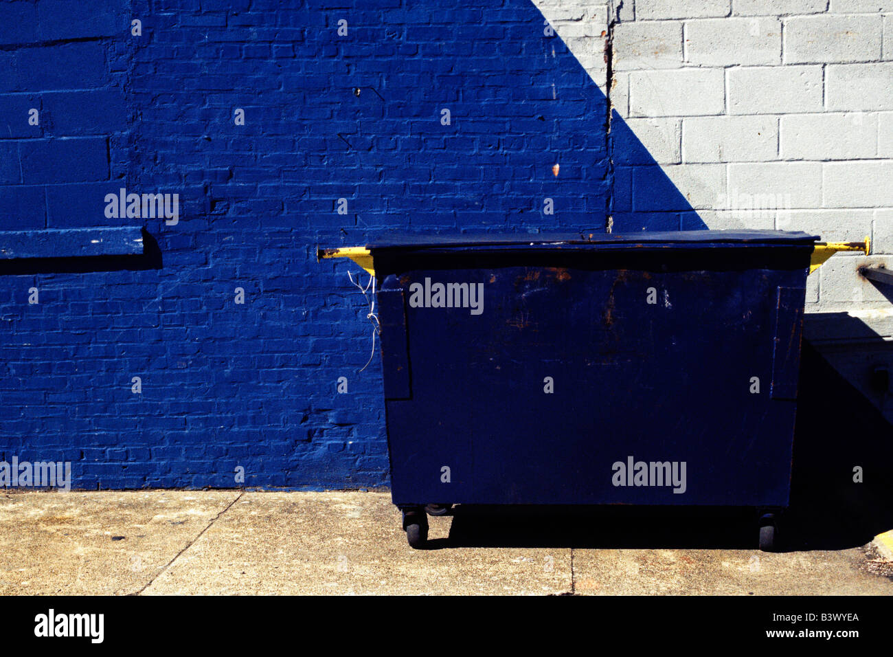 Painted dumpster hi-res stock photography and images - Alamy