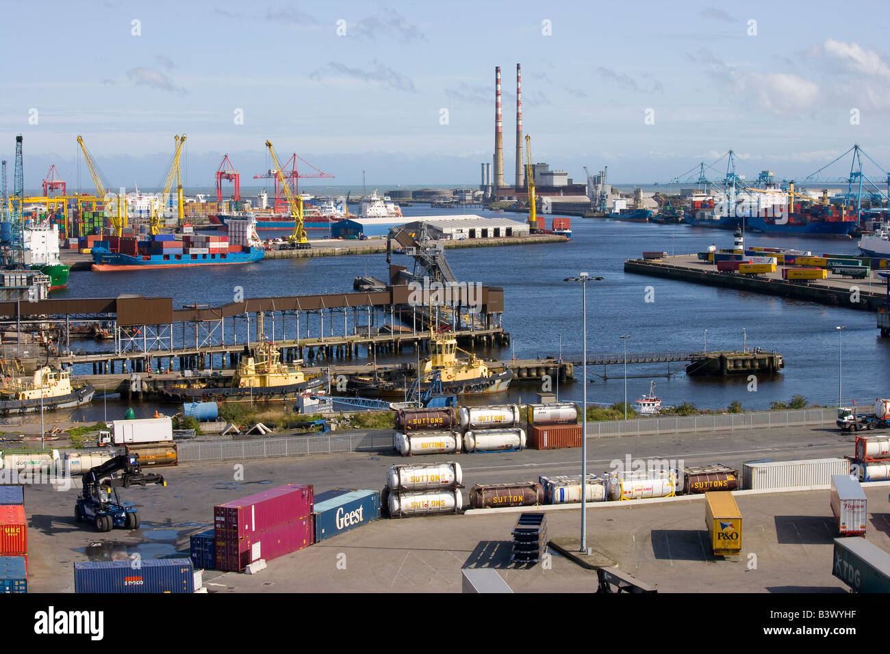 Shipping containers at dublin port hi-res stock photography and images ...