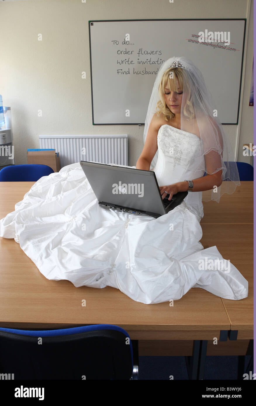 Bride on computer hi-res stock photography and images - Alamy