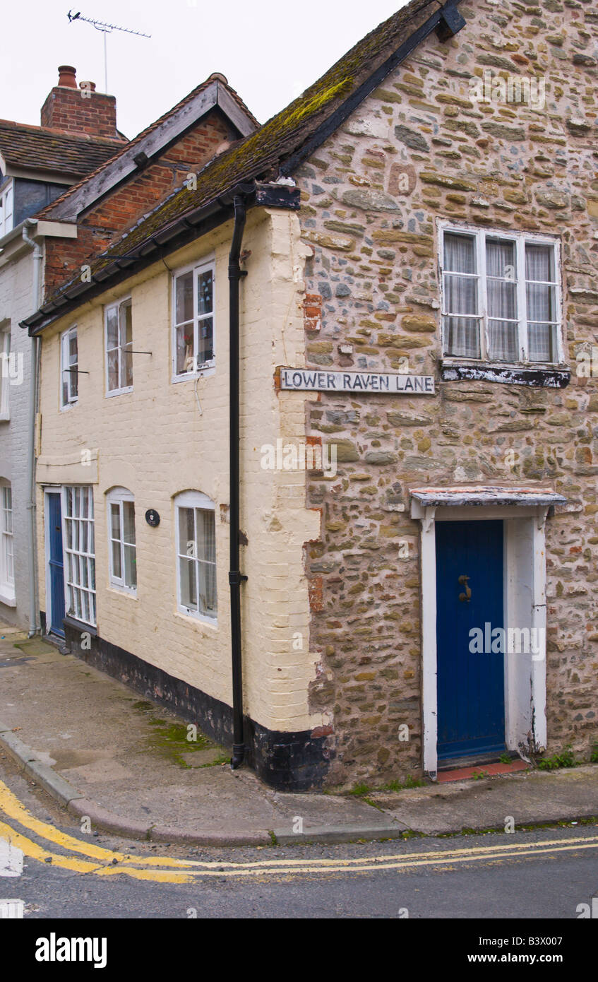 English cottage style terraced housing hi-res stock photography and ...