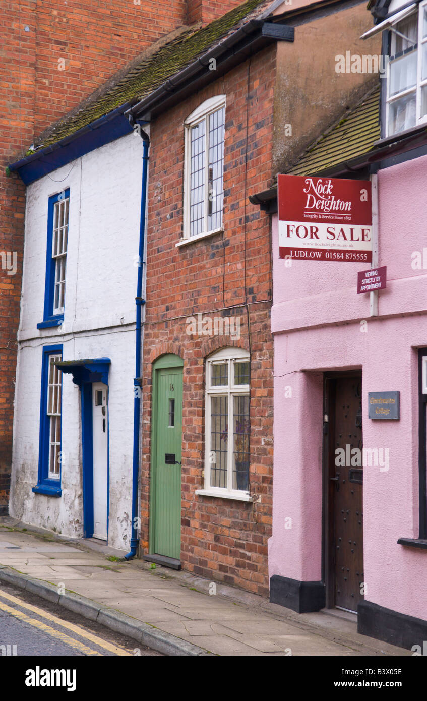 English cottage style terraced housing hi-res stock photography and ...