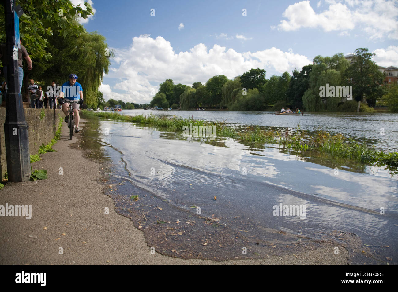 Banks of the River Thames flooding at Richmond Stock Photo - Alamy