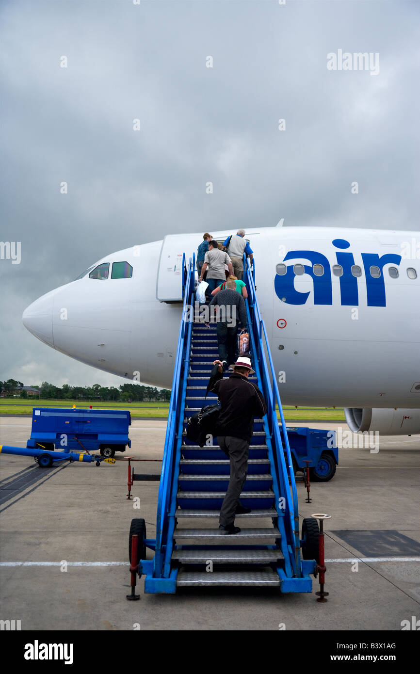Passengers airstairs hi-res stock photography and images - Alamy