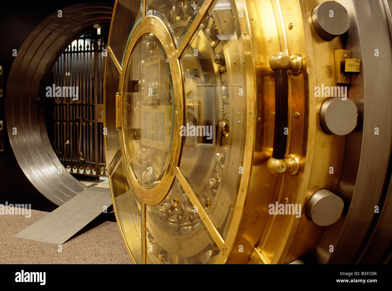 Bank vault door Stock Photo - Alamy